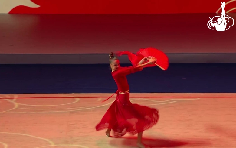The Cup of Wine performance features Yin Xiumei and Russian gymnasts!